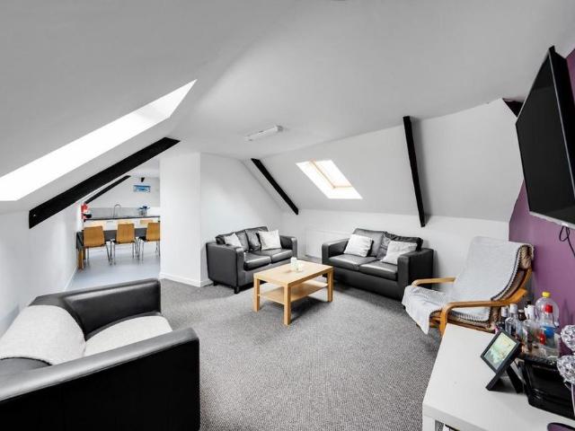 6 bedroom end of terrace house to rent