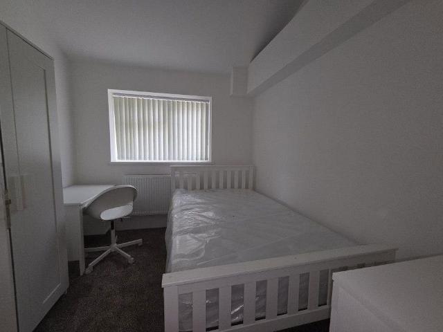 6 bedroom end of terrace house to rent