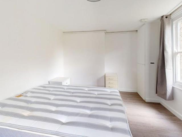 6 bedroom end of terrace house to rent