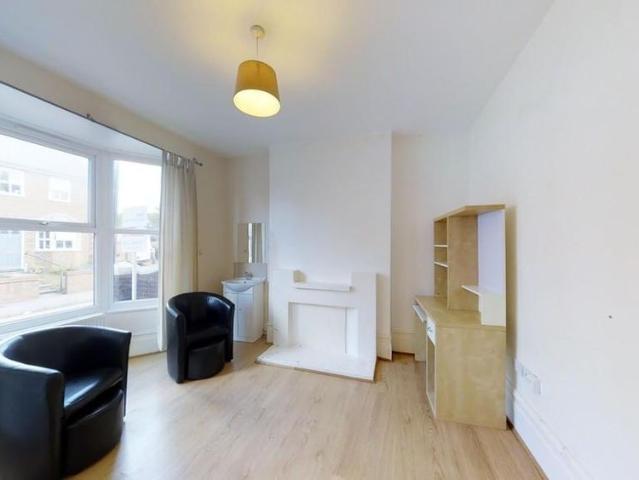 6 bedroom end of terrace house to rent