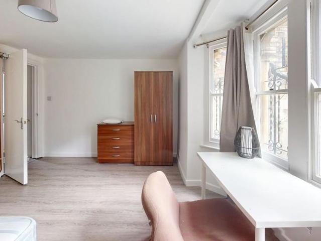 6 bedroom end of terrace house to rent