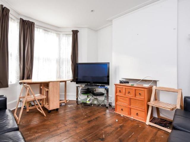 6 bedroom end of terrace house to rent