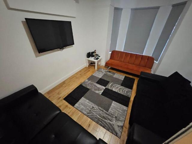 6 bedroom end of terrace house to rent