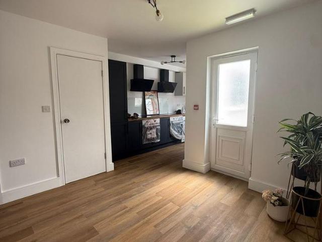 6 bedroom end of terrace house to rent