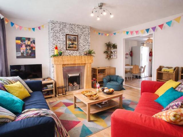 6 bedroom end of terrace house to rent