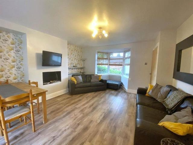 6 bedroom end of terrace house to rent