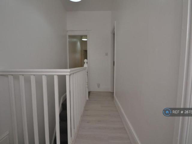 6 bedroom end of terrace house to rent