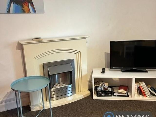 6 bedroom end of terrace house to rent
