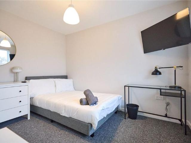 6 bedroom end of terrace house to rent