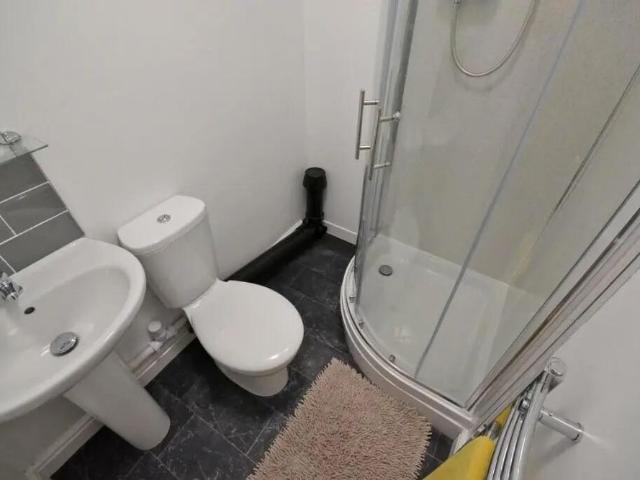 6 bedroom end of terrace house to rent