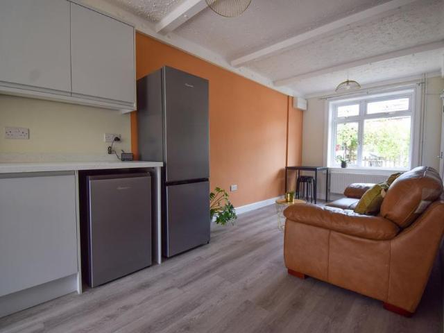 6 bedroom end of terrace house to rent