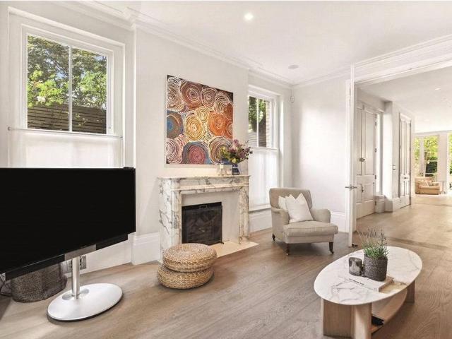 6 bedroom end of terrace house to rent