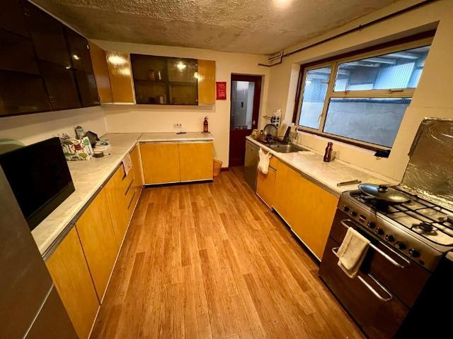 5 bedroom end of terrace house to rent