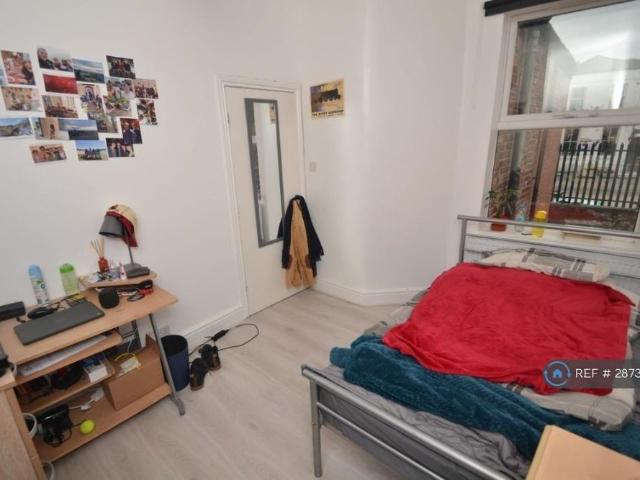 6 bedroom end of terrace house to rent