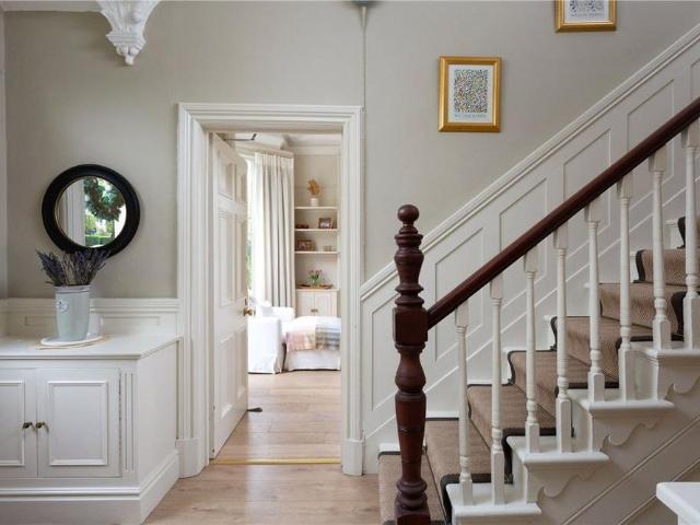 6 bedroom end of terrace house to rent