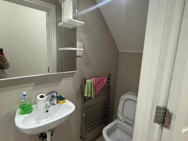 6 bedroom end of terrace house to rent