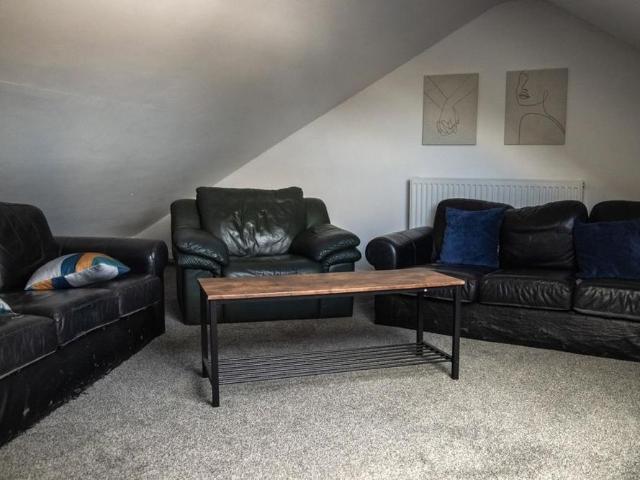 6 bedroom end of terrace house to rent