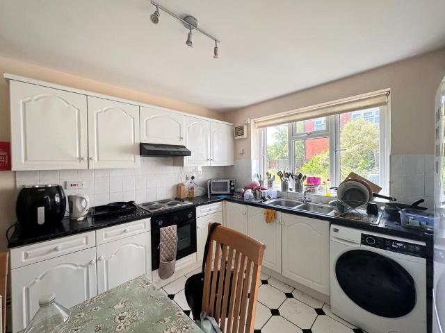 6 bedroom end of terrace house to rent