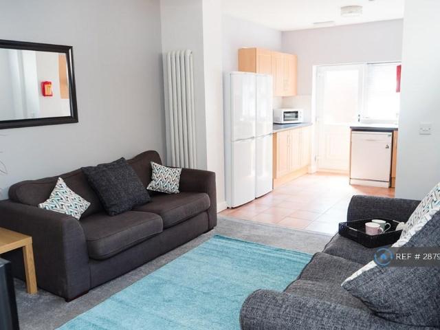 6 bedroom end of terrace house to rent