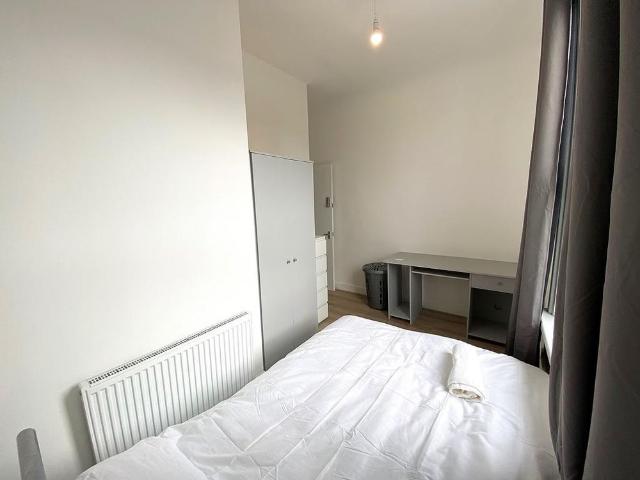6 bedroom end of terrace house to rent