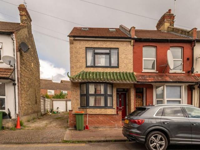 6 bedroom end of terrace house to rent