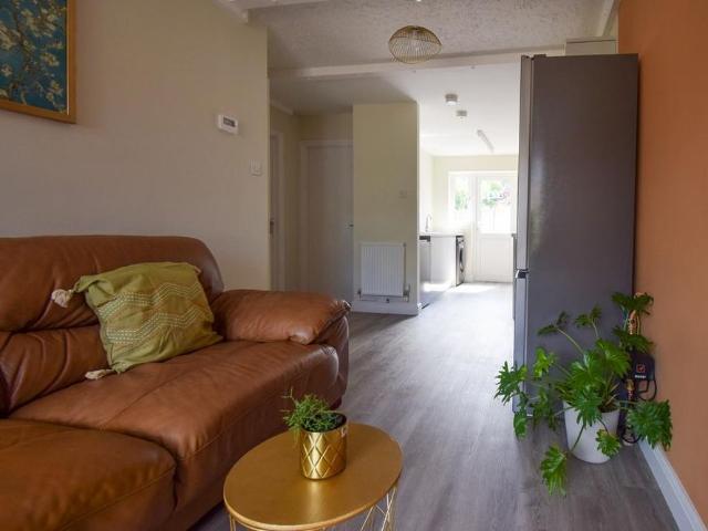 6 bedroom end of terrace house to rent