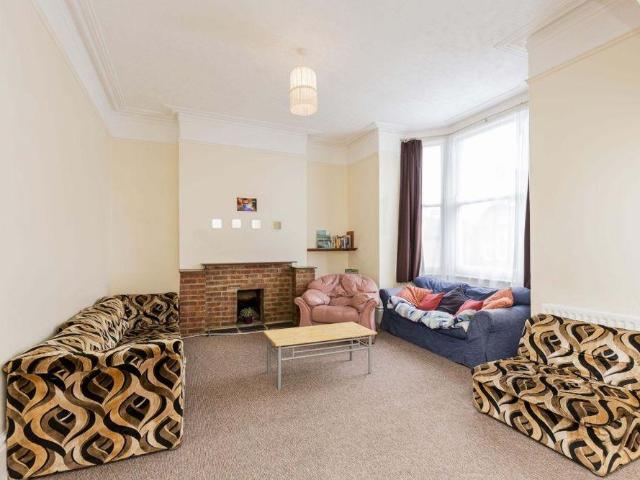 6 bedroom end of terrace house to rent