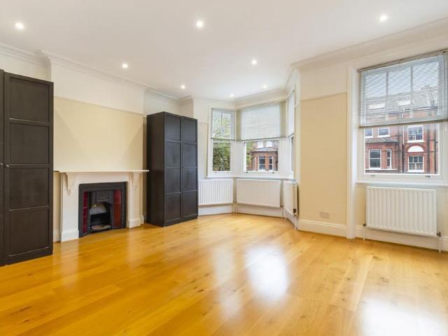 6 bedroom end of terrace house to rent