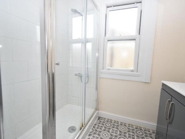 6 bedroom end of terrace house to rent