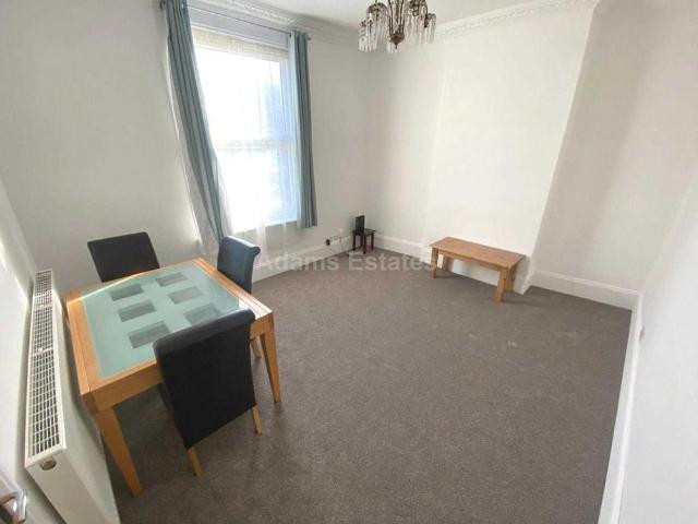 6 bedroom end of terrace house to rent
