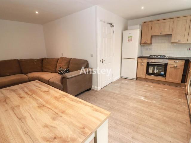 6 bedroom end of terrace house to rent
