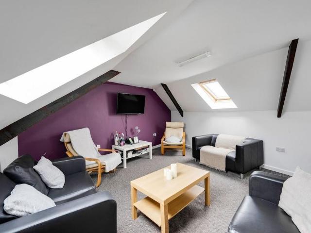6 bedroom end of terrace house to rent