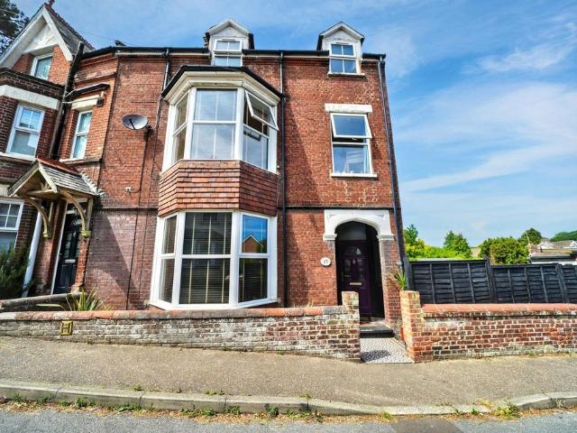6 bedroom end of terrace house to rent
