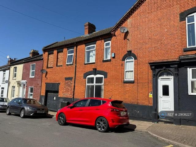 6 bedroom end of terrace house to rent