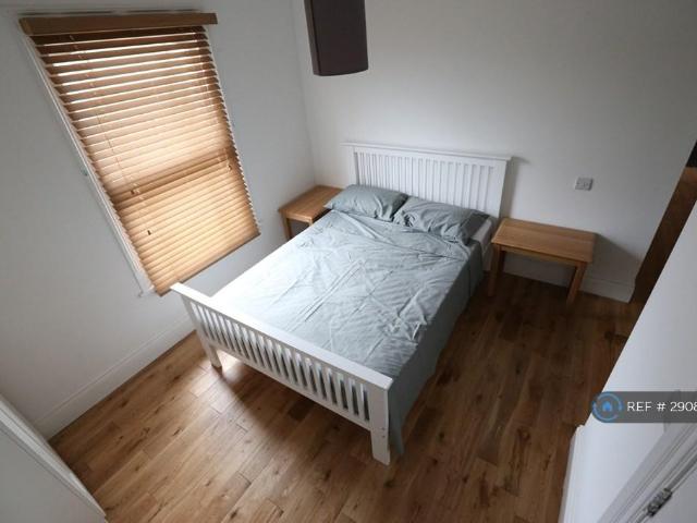 6 bedroom end of terrace house to rent