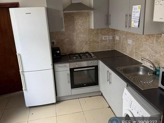 6 bedroom end of terrace house to rent