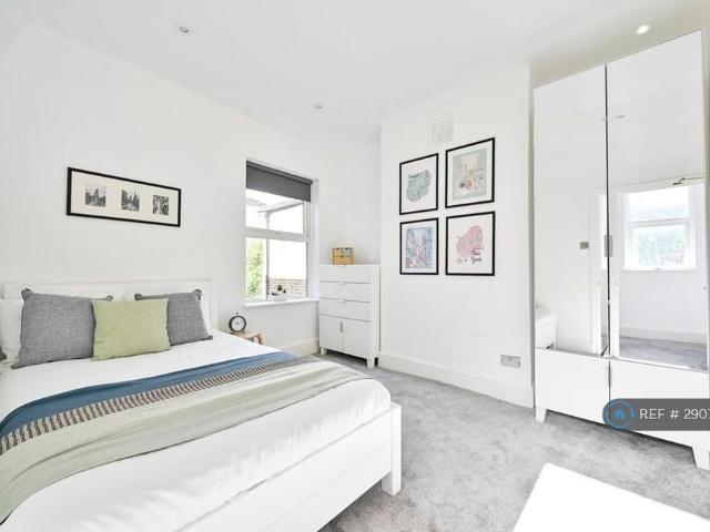 6 bedroom end of terrace house to rent