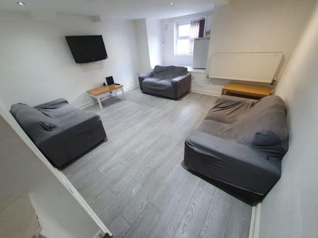 6 bedroom end of terrace house to rent