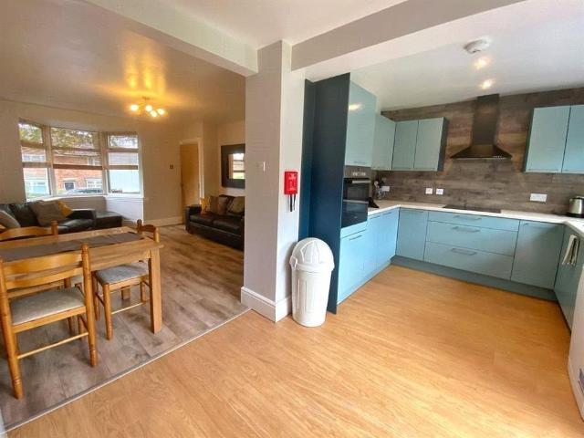 6 bedroom end of terrace house to rent