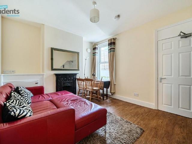 6 bedroom end of terrace house to rent