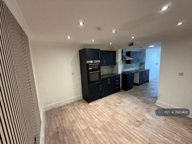 6 bedroom end of terrace house to rent