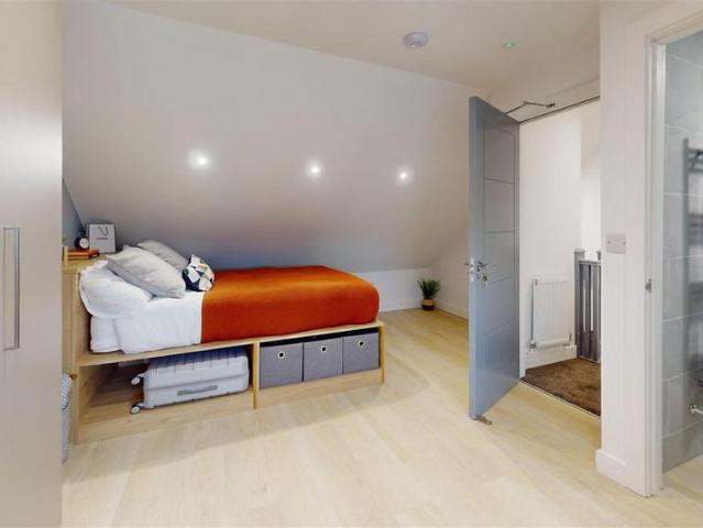 6 bedroom end of terrace house to rent
