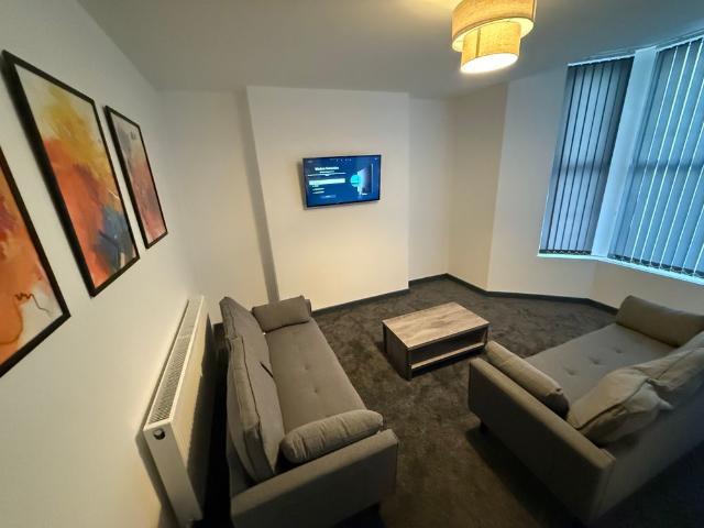 6 Bedroom Ensuite property Room 6
