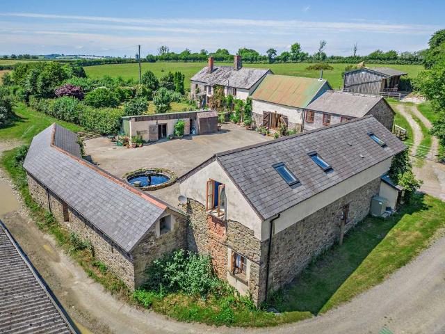 6 bedroom equestrian facility for sale