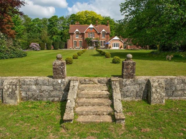 6 bedroom equestrian facility for sale