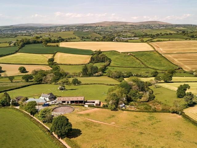 6 bedroom equestrian facility for sale