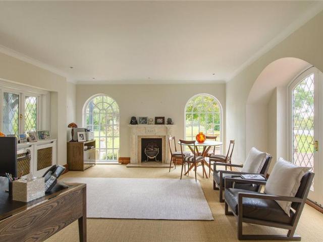 6 bedroom equestrian property to rent