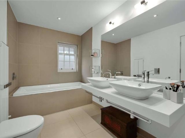 6 bedroom family home in stunning lakeside setting