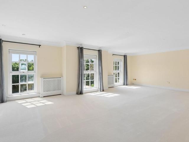 6 bedroom family home to let, located on an exclusive private gated road in Esher KT10