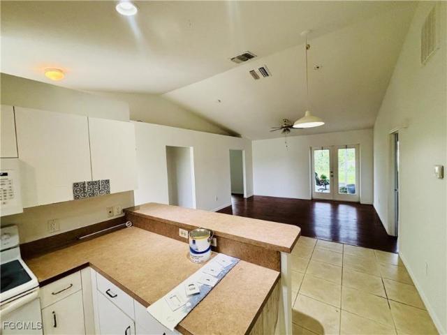 6 bedroom, FL FL 102588868